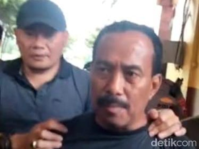 Penampakan Eks Wali Kota Blitar Samanhudi Saat Digiring ke Polda Jatim Penampakan Eks Wali Kota Blitar Samanhudi Saat Digiring ke Polda Jatim