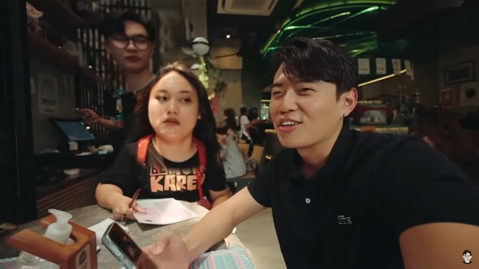 Gokil! Ini Momen YouTuber Korea Makan dan Dijutekin Pelayan Karen's Diner