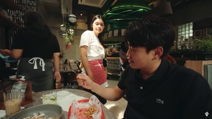 Gokil! Ini Momen YouTuber Korea Makan dan Dijutekin Pelayan Karen's Diner