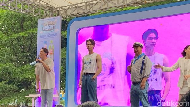 Bright Vachirawit Sapa Fans Indonesia, Pamer Otot Hingga Main Lato-Lato Bright Vachirawit Sapa Fans Indonesia, Pamer Otot Hingga Main Lato-Lato