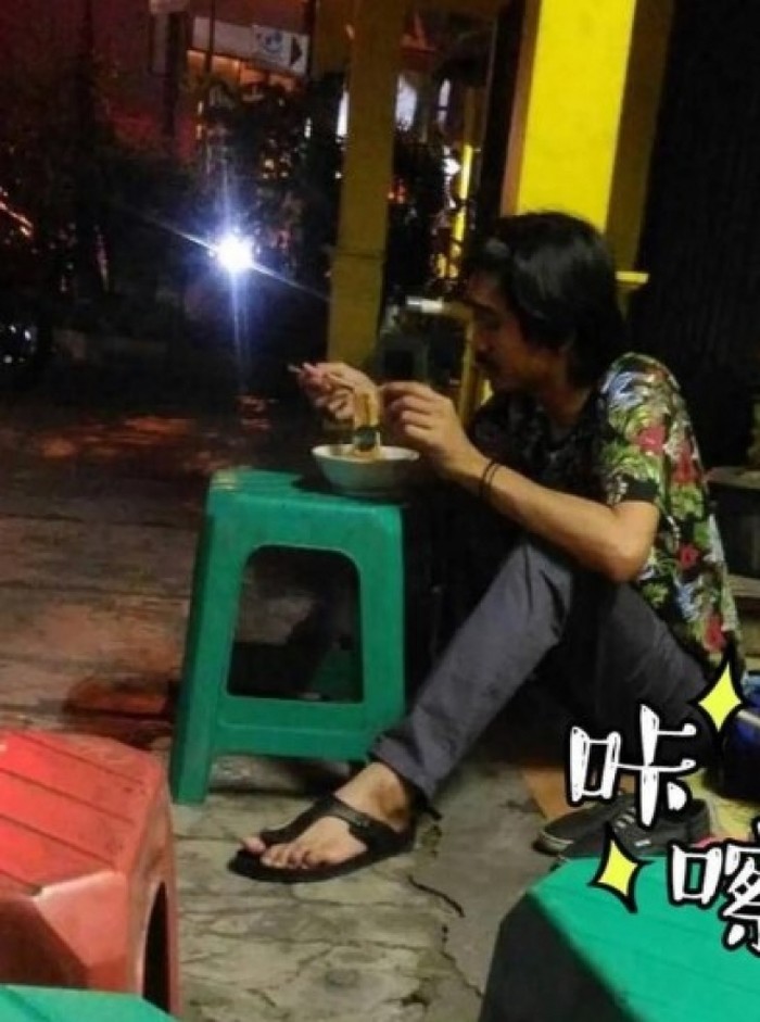 Duta Sheila on 7 Tak Pernah Gengsi Makan di Warung Kaki Lima