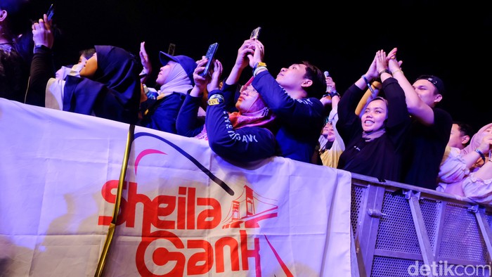 Ekspresi Meriah Sheila Gank Nonton Konser Sheila On 7 di Jakarta
