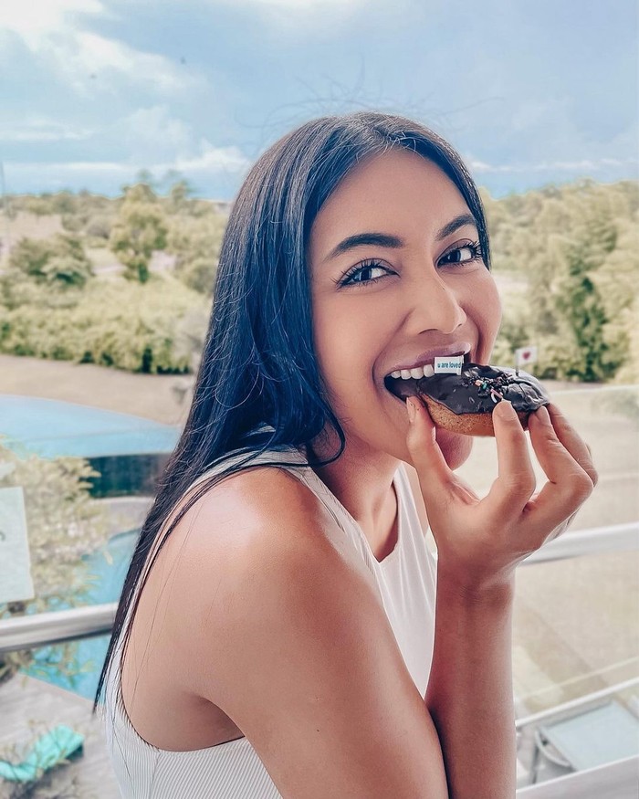 Denada Doyan Kulineran, Ini Momennya Makan Nasi Padang dan Donat