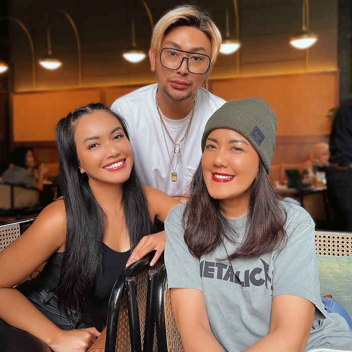 Denada Doyan Kulineran, Ini Momennya Makan Nasi Padang dan Donat