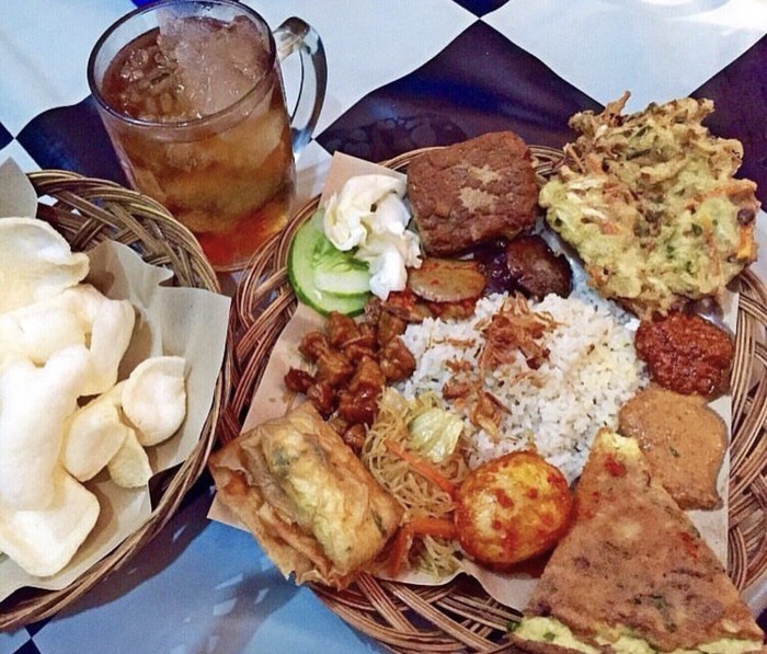 Gurih Mantap! 20 Nasi Uduk dengan Lauk Enak Ada di Sini