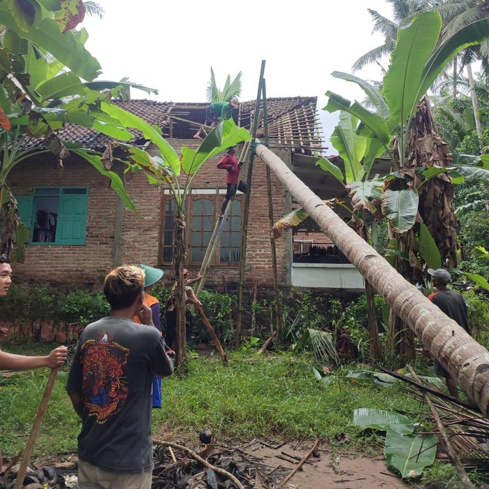Puluhan Rumah di Pacitan Rusak Dihempas Angin Kencang Puluhan Rumah di Pacitan Rusak Dihempas Angin Kencang