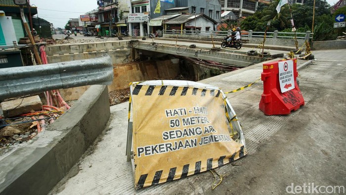 Bahaya! Proyek Jembatan Jatijajar Depok Cuma Dibatas Garis Barikade