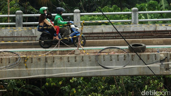 Bahaya! Proyek Jembatan Jatijajar Depok Cuma Dibatas Garis Barikade