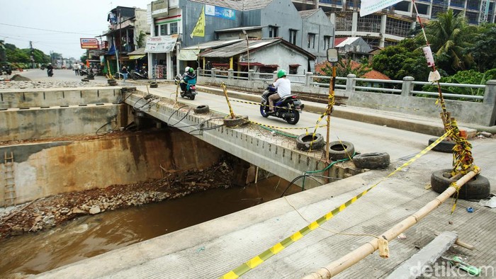 Bahaya! Proyek Jembatan Jatijajar Depok Cuma Dibatas Garis Barikade