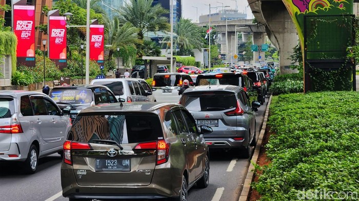 Jalan Satrio Jaksel Juga Macet, Nih Kondisinya