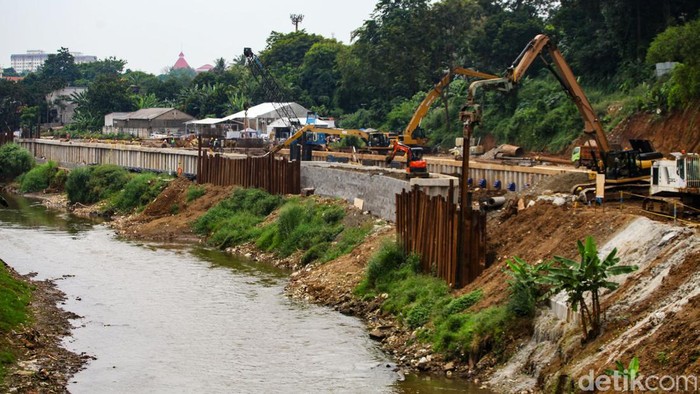 Mengintip Progres Saringan Sampah Ciliwung yang Molor dari Target
