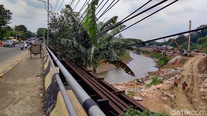 Mengintip Progres Saringan Sampah Ciliwung yang Molor dari Target