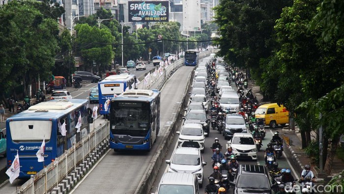 Potret Macet di Jalan Mampang Saat Jam Pulang Kantor