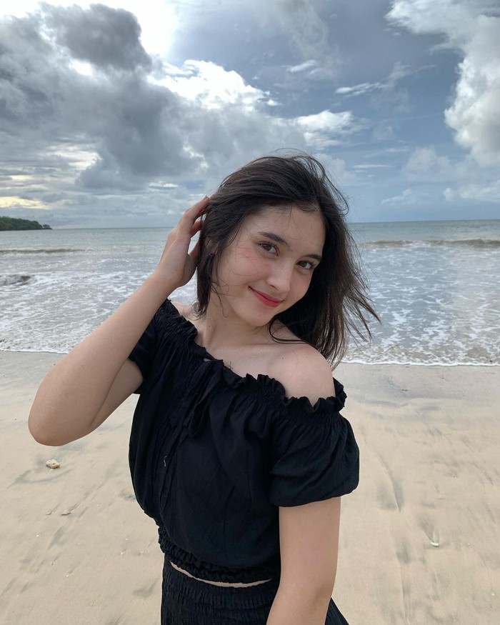 Gaby Rosse, Selebgram yang Cantik dan Kebiasaannya di Luar Nalar