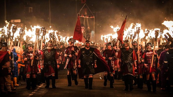 Kemeriahan Up Helly Aa, Festival Api Bangsa Viking di Skotlandia