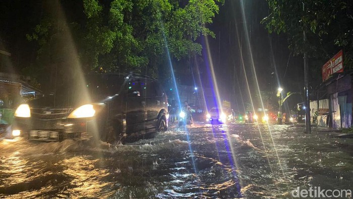 Potret Jalan Trans Sulawesi di Parepare Banjir, Lalin Sempat Macet 5 Km