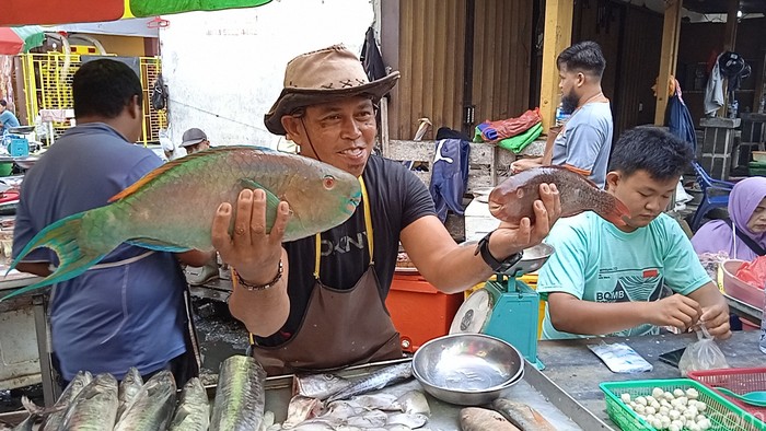 Ada Ikan Hiu Bintang hingga Terong Asam di Pasar Babi Kota Singkawang