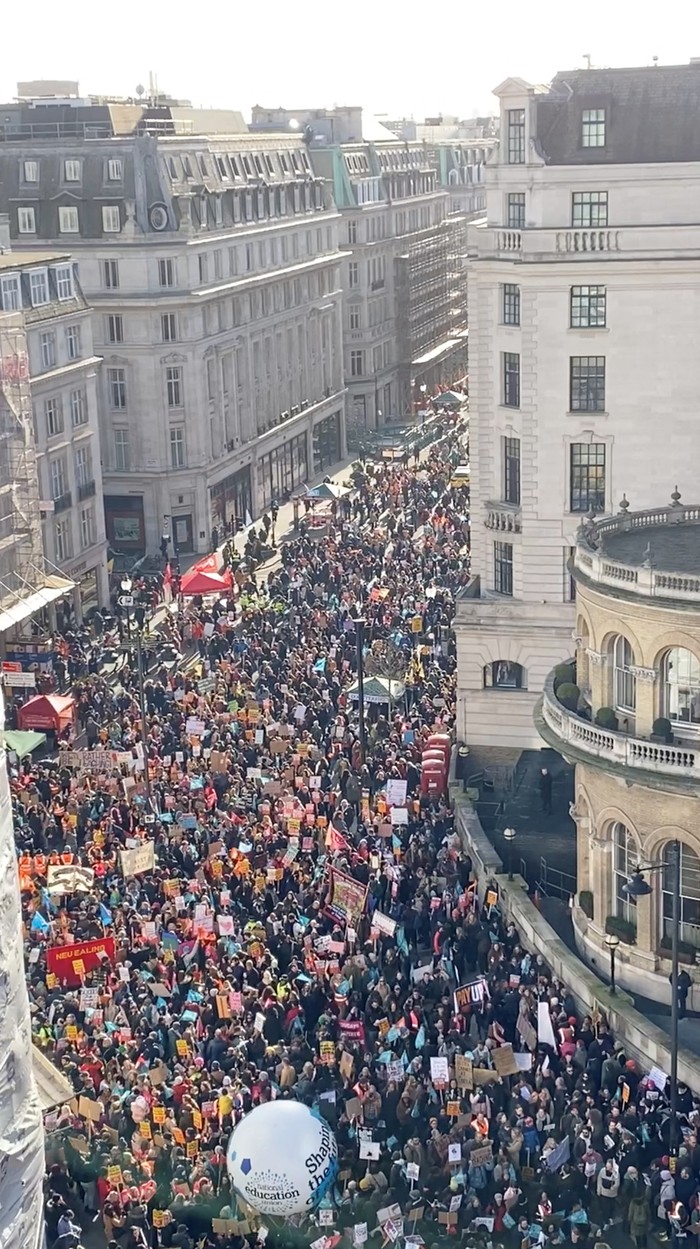 Potret Demo Besar di Inggris! Guru, PNS, hingga Masinis Tuntut Naik Gaji