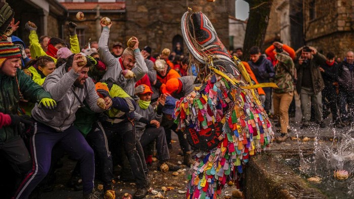 Bingkai Sepekan: Merapal Doa dalam Guratan Warna