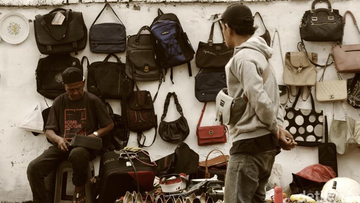 Surga Barang Bekas di Pasar Loak Jakarta