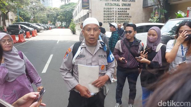 Kisah Warga Sampai Gemetaran Saat Bripka Madih Pasang Patok Rumah Kisah Warga Sampai Gemetaran Saat Bripka Madih Pasang Patok Rumah