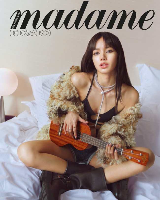 7 Gaya Seksi Lisa BLACKPINK Pemotretan di Paris, Pakai Kalung Rp 29 M