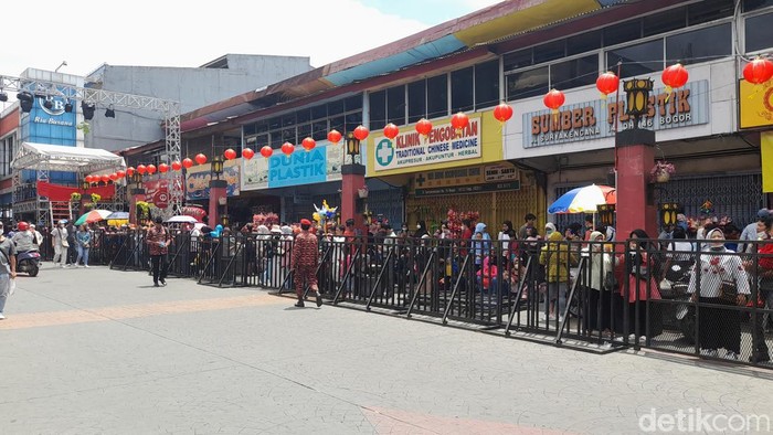 Warga Mulai Padati Jl Surya Kencana Bogor Jelang Festival Cap Go Meh Warga Mulai Padati Jl Surya Kencana Bogor Jelang Festival Cap Go Meh