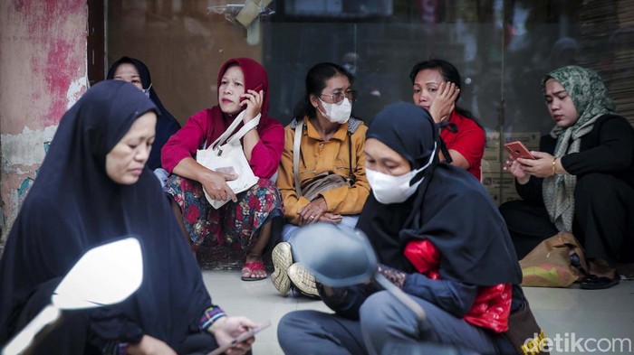 Potret Penerima KJP Plus Antre Beli Semboko di Pasar Cipete