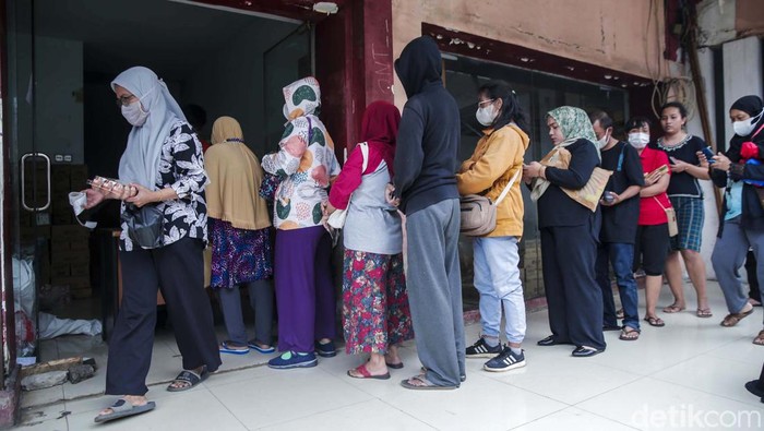 Potret Penerima KJP Plus Antre Beli Semboko di Pasar Cipete