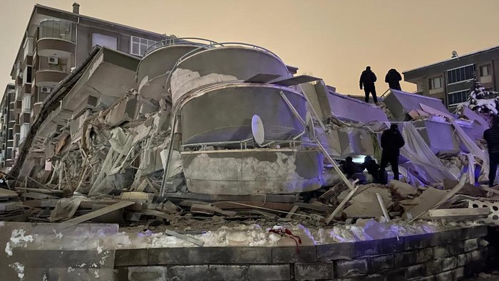 Gedung-gedung di Turki Runtuh Diguncang Gempa M 7,8