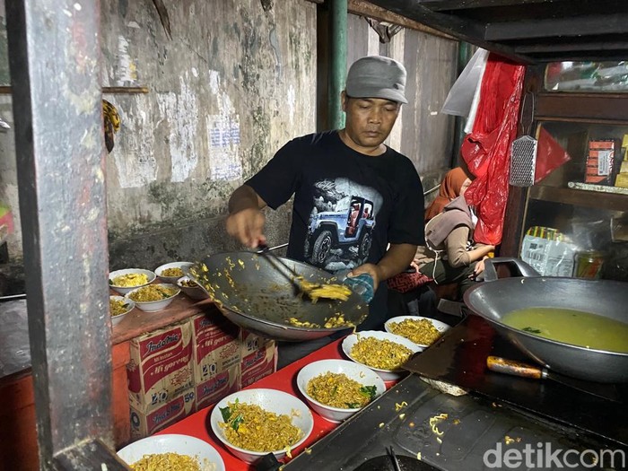 Hits di TikTok, Makan Mie di Warmindo Ini Harus Sabar Antre Berjam-jam