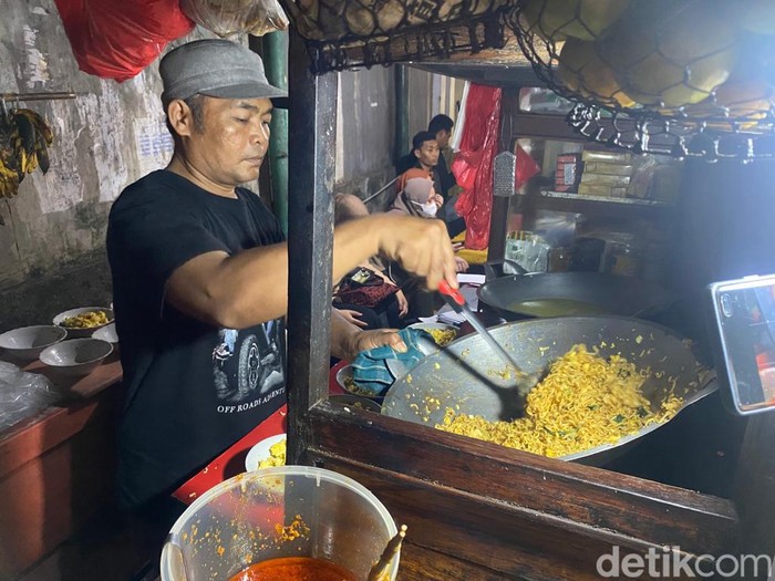 Hits di TikTok, Makan Mie di Warmindo Ini Harus Sabar Antre Berjam-jam