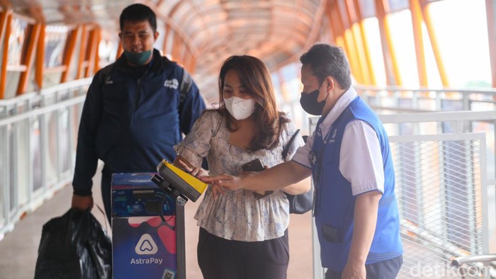 Meski Tak Naik Tije, Lewat Skywalk Kebayoran Lama Kini Bayar Rp 3.500