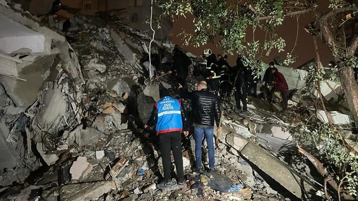 Momen Evakuasi Korban Gempa dari Reruntuhan Gedung di Turki