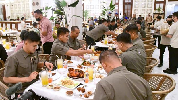 Momen Jokowi dan Ibu Iriana Ajak Para Pengawal Makan Bersama Momen Jokowi dan Ibu Iriana Ajak Para Pengawal Makan Bersama