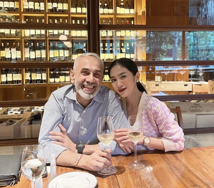 Selisih 18 Tahun, Ini Kemesraan Bunga Zainal dan Suami Saat Kulineran