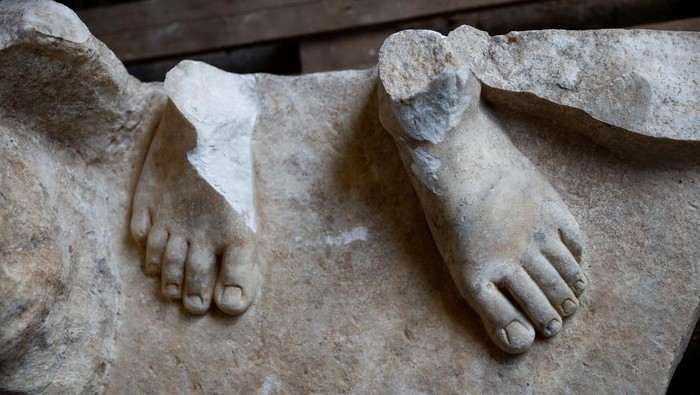 Wujud Patung Romawi Mirip Hercules yang Ditemukan di Selokan Kota Roma