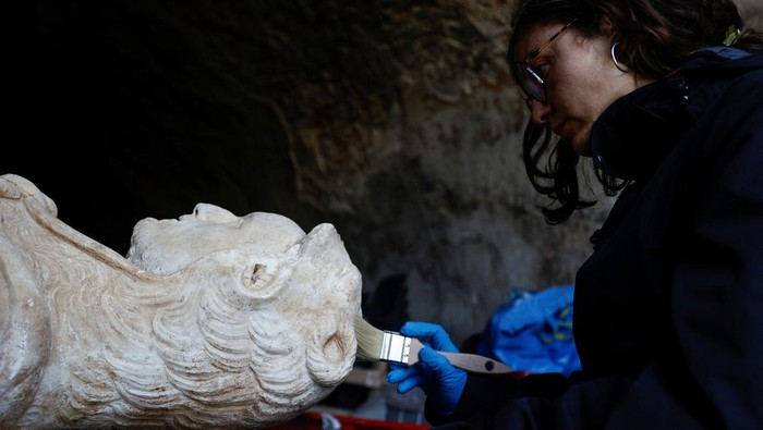 Wujud Patung Romawi Mirip Hercules yang Ditemukan di Selokan Kota Roma