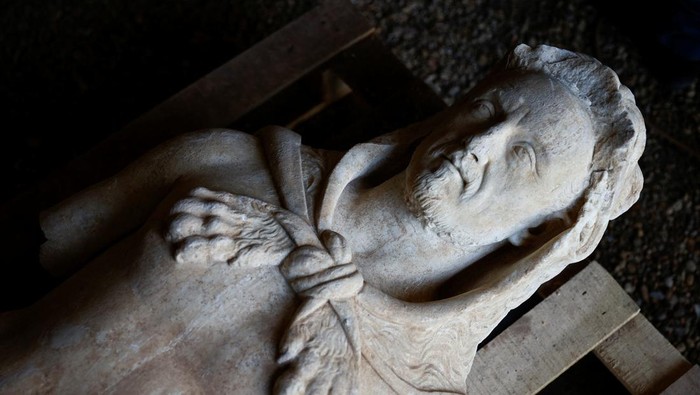 Wujud Patung Romawi Mirip Hercules yang Ditemukan di Selokan Kota Roma