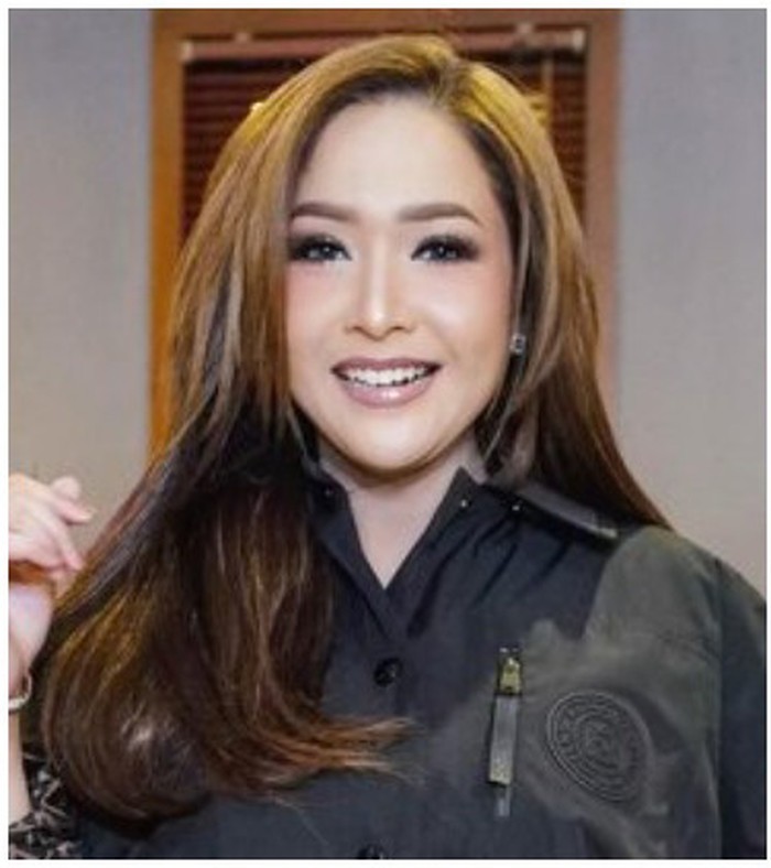 Langka Nih, Foto Artis-artis dengan Rambut Panjang