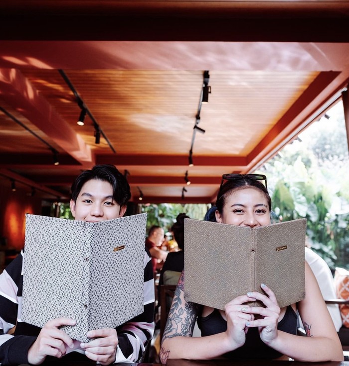 10 Pose Keren Jonathan Alden, Pacar Awkarin Saat Kulineran