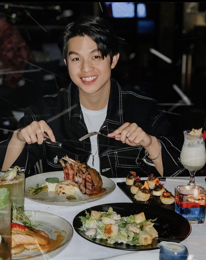 10 Pose Keren Jonathan Alden, Pacar Awkarin Saat Kulineran