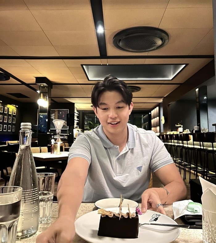 10 Pose Keren Jonathan Alden, Pacar Awkarin Saat Kulineran