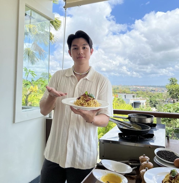 10 Pose Keren Jonathan Alden, Pacar Awkarin Saat Kulineran