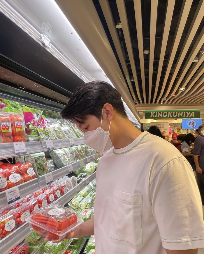 10 Pose Keren Jonathan Alden, Pacar Awkarin Saat Kulineran