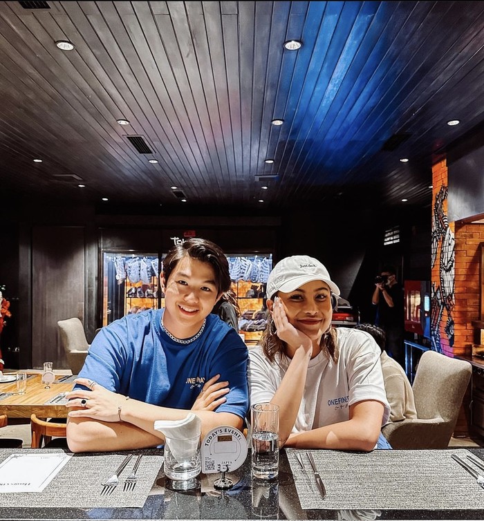 10 Pose Keren Jonathan Alden, Pacar Awkarin Saat Kulineran