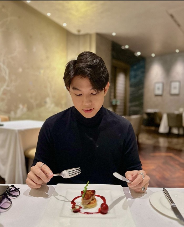 10 Pose Keren Jonathan Alden, Pacar Awkarin Saat Kulineran