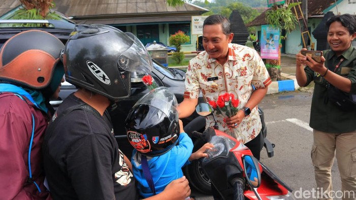Peringati HPN, Wartawan-Bupati Bagi Bunga Kampanyekan Lawan Hoaks Peringati HPN, Wartawan-Bupati Bagi Bunga Kampanyekan Lawan Hoaks