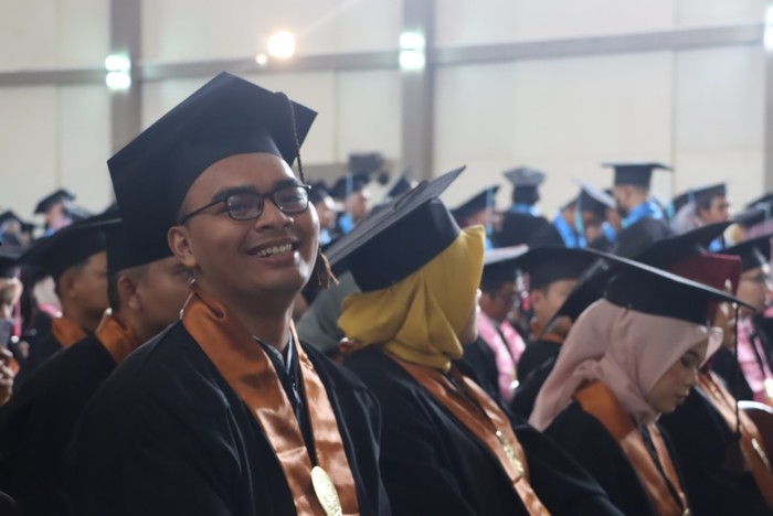 Potret Ortu Gantikan Almarhum Anak di Wisuda UIN Semarang