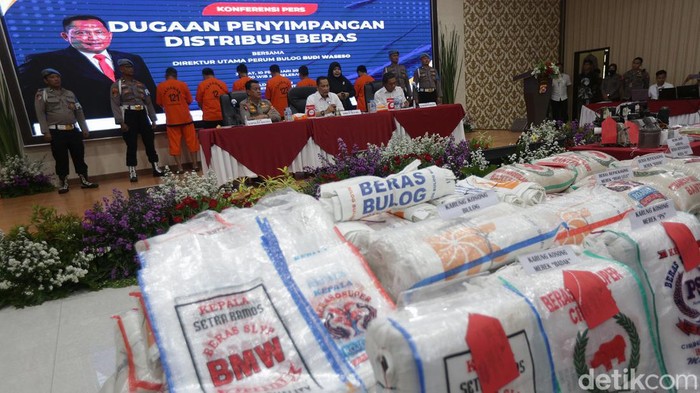 Barang Bukti Oplos Beras Bulog 350 Ton: Karung Bulog hingga Mesin Jahit